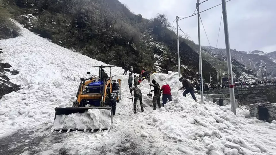 Inscript - আকস্মিক তুষারঝড়ে বিপর্যস্ত সিকিম, নাথুলা, নিখোঁজ হয়ে আছেন বহু বাঙালি পর্যটকও?